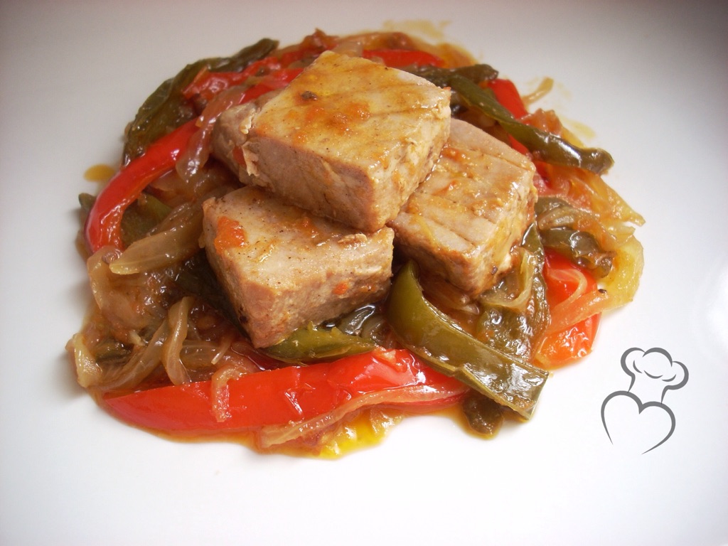 Atún con fritada de pimientos y cebolla - Mi Querida Cocinera